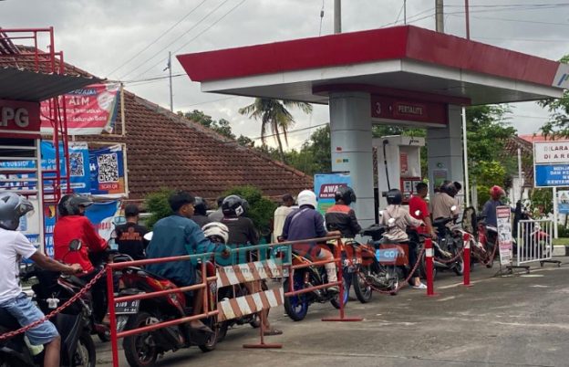 Harga BBM Non Subsidi Turun, Pengendara Motor Pilih Antri Pertalite di SPBU Jember - Warta Zone