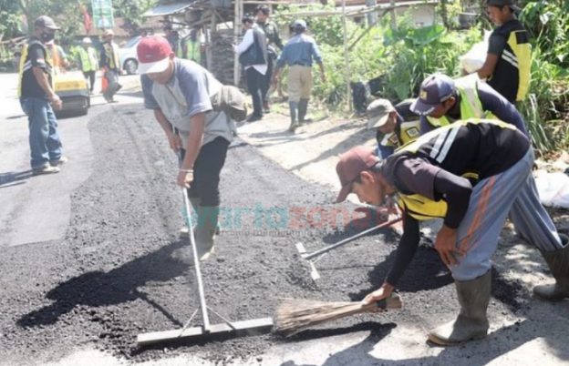 Disela Kegiatan J-Berbagi, Bupati Hendy Tinjau Perbaikan Infrastuktur Jalan Desa Karang Kedawung ...