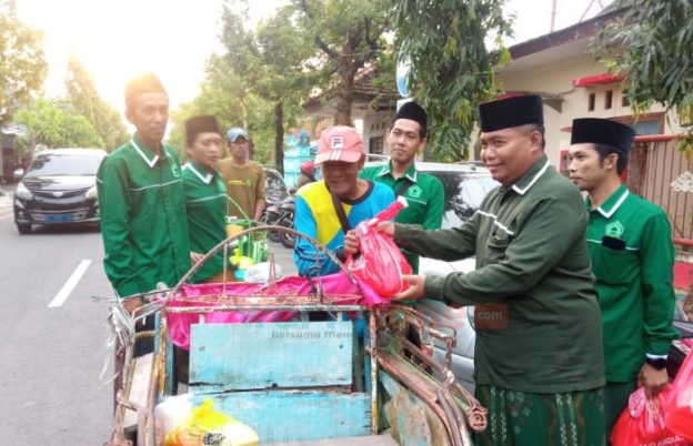 PC ISNU Sumenep Berbagi Berkah di Bulan Ramadan kepada Abang Becak dan ...
